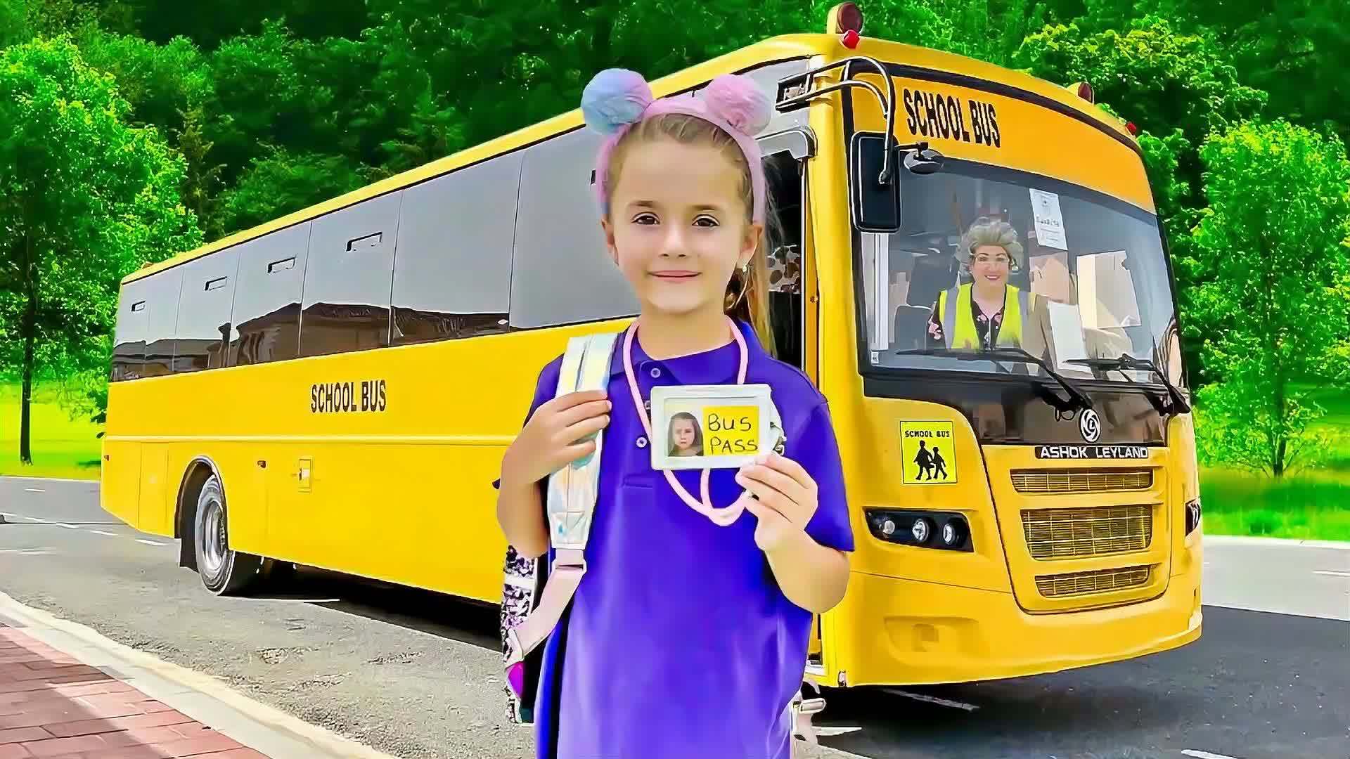 小女孩为大家展示,坐校车要注意哪些安全规则呢,一定要牢牢记住