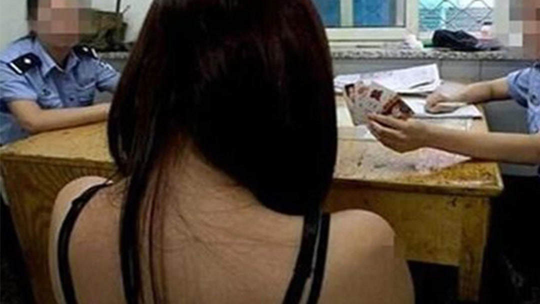 女子遭变态光膀男拖入房中 女孩几番挣扎无果