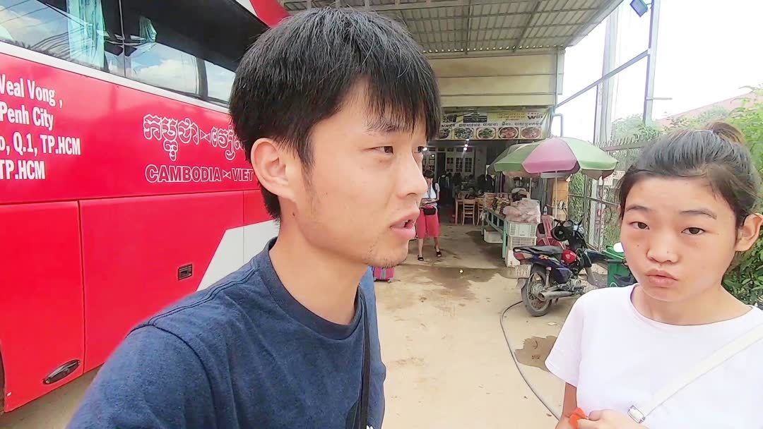 从越南坐汽车到达柬埔寨,过口岸收取30美元签证费和5美元服务费