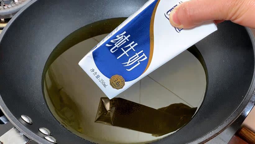把纯牛奶倒进滚烫的油锅里,瞬间变美食,第一次见这做法,好吃