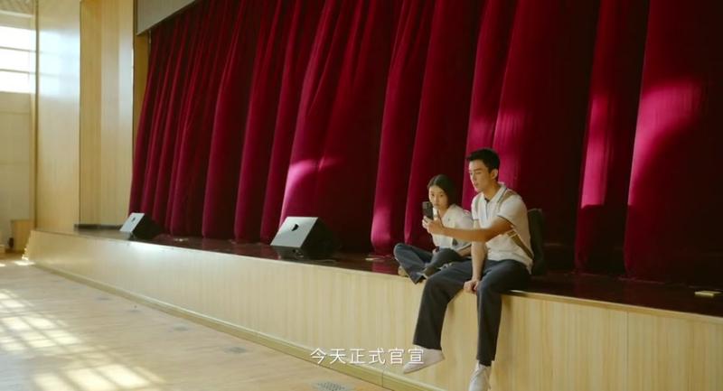 ...预告里颇多校园里的小细节:两人操场跑步被同学起哄、上下课的铃声...