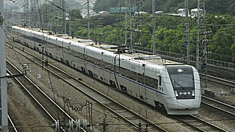 CRH1A型广深和谐号动车组驶出广州东站(2017/07)