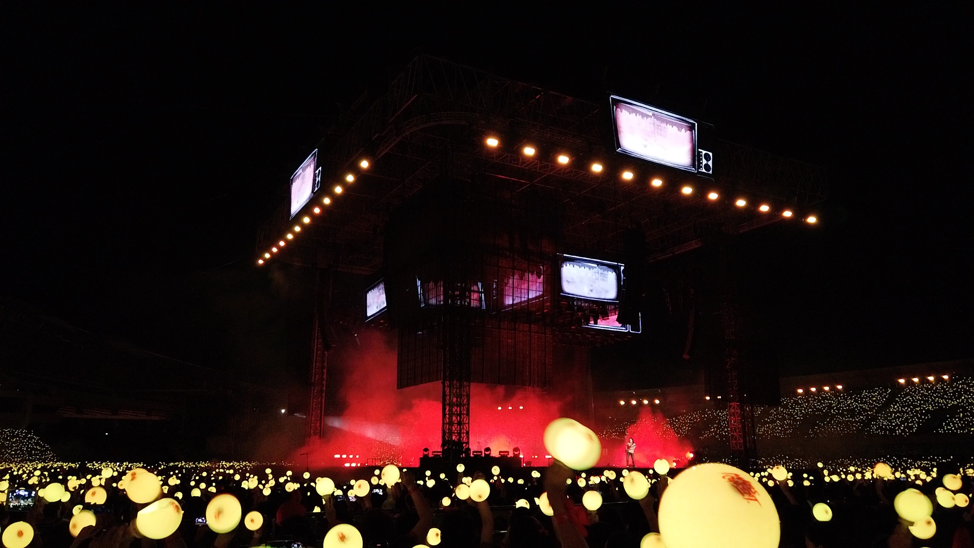 华晨宇 演唱会 ～全场动作整齐划一～是哪首歌?