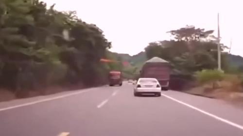 这就是开车不系安全带的后果,司机在事故刹那被甩出了驾驶舱,太可怖了!