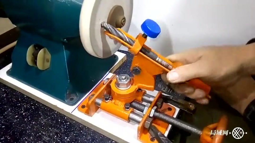 磨麻花钻太费时间,师傅直接做了一台神器,这下每条钻都标准了