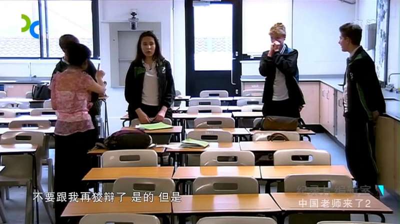 外国学生课堂纪律太差,中国老师实在是尽力了,忍不住崩溃大哭