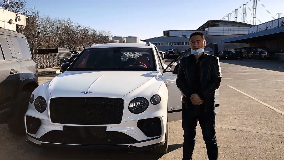 宾利添越2022最新款实拍,帅到没朋友