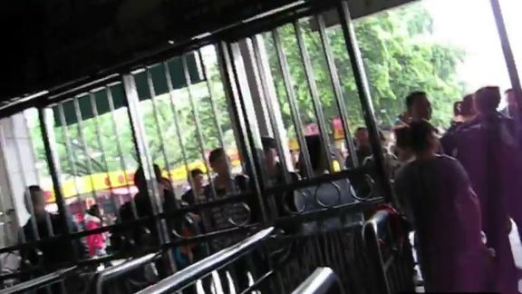 火车到达桂林站 老外很多