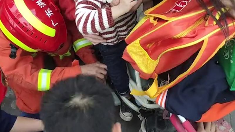 痛心!孩子脚被电动车后轮夹住,沉陷不能动
