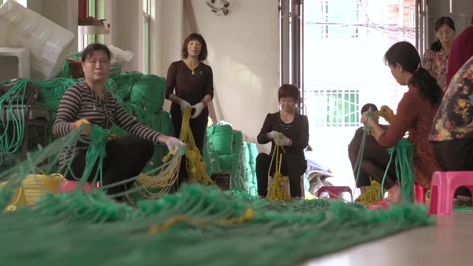 南澳的织渔网手工工坊,大多数是一些当地阿姨在这里干活