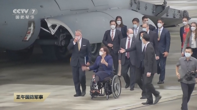 [正午国防军事]美3名联邦参议员乘军机抵台 台媒:未出机场逗留三小时...