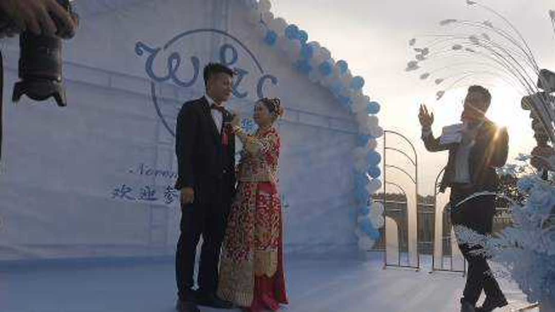 实拍:清远农村婚庆晚会,主持人好会说