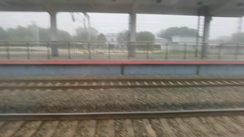 2624次列车驶出龙江站