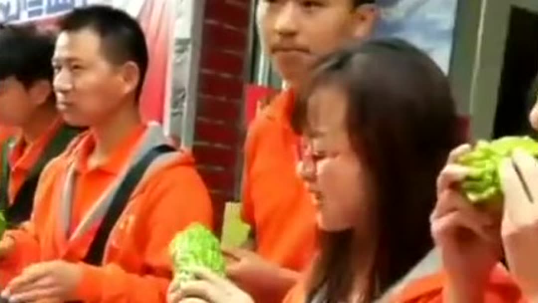 某销售公司惩罚未完成任务员工,居然是吃生苦瓜!