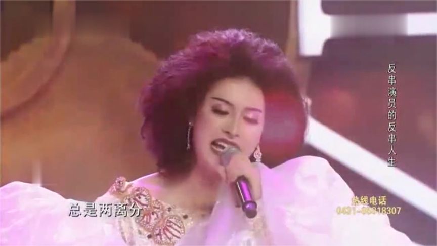 好久:20岁小伙一袭长裙惊艳登场,唱邓丽君的歌,简直更动人几分