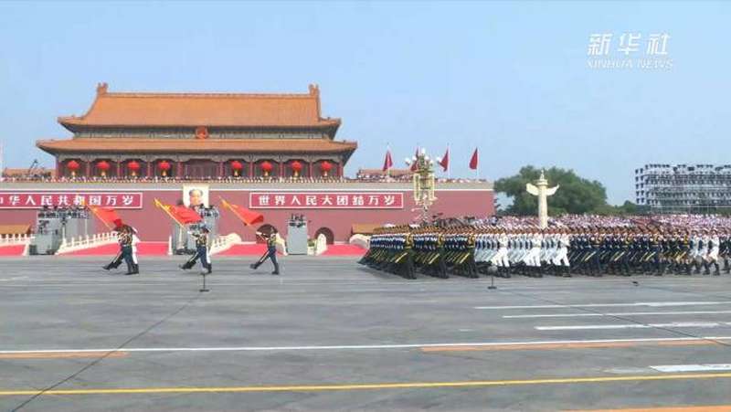仪仗方队首次同时高擎党旗国旗军旗国庆受阅