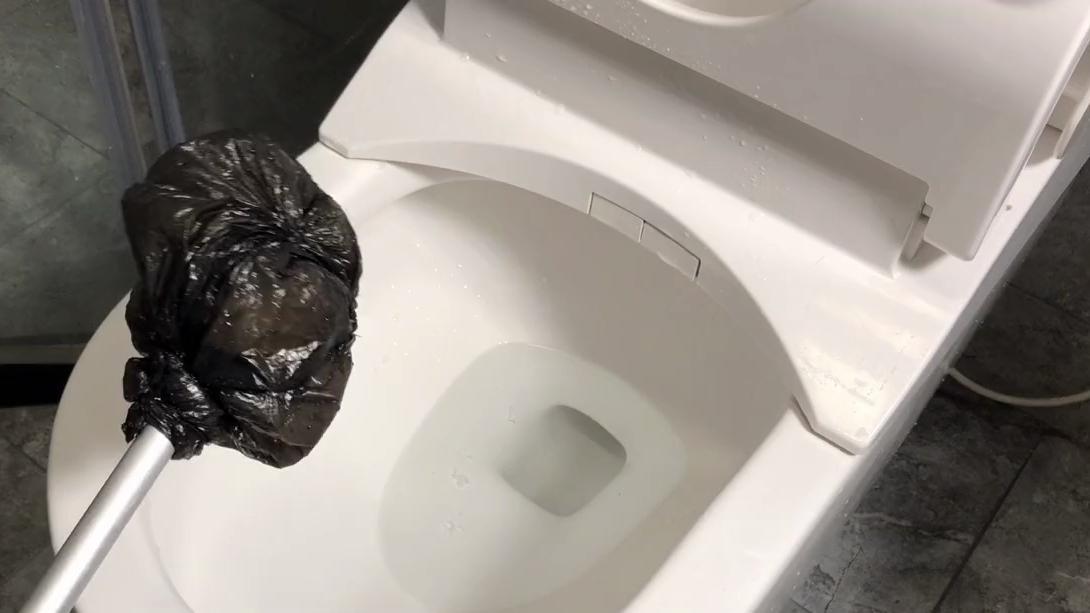 马桶经常堵塞?一个塑料袋能快速疏通好,别白白花上百元请人通