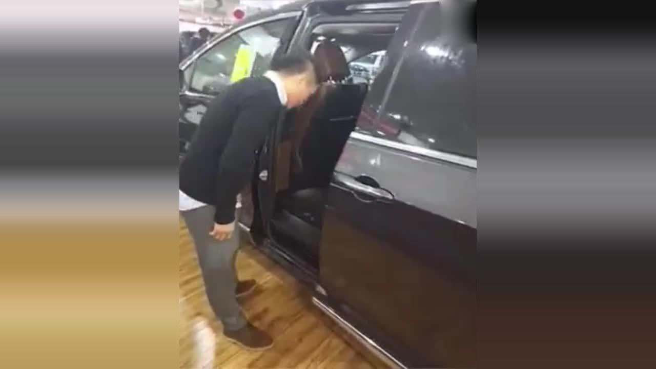 实拍男子演示汽车自动车门, 竟用脑袋做实验没想到被夹头