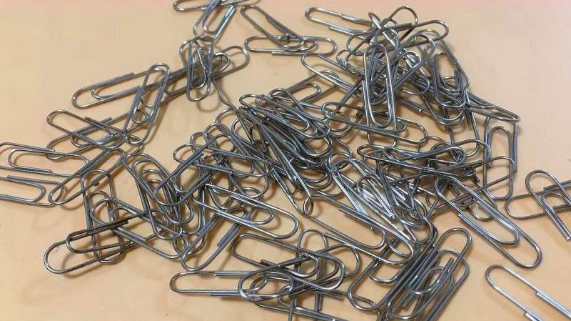 你家有回形针吗?这个作用太值钱了,一年能省几百块,快找找