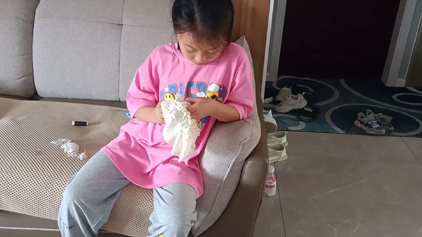 一针一线的给芭比娃娃缝衣服