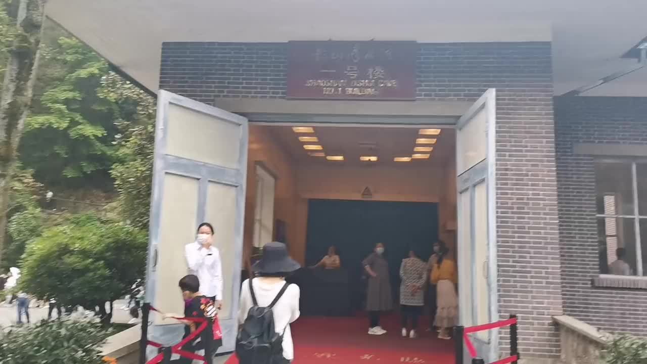 滴水洞的游客真多,人们怀念伟大领袖毛主席,毛主席住过的地方