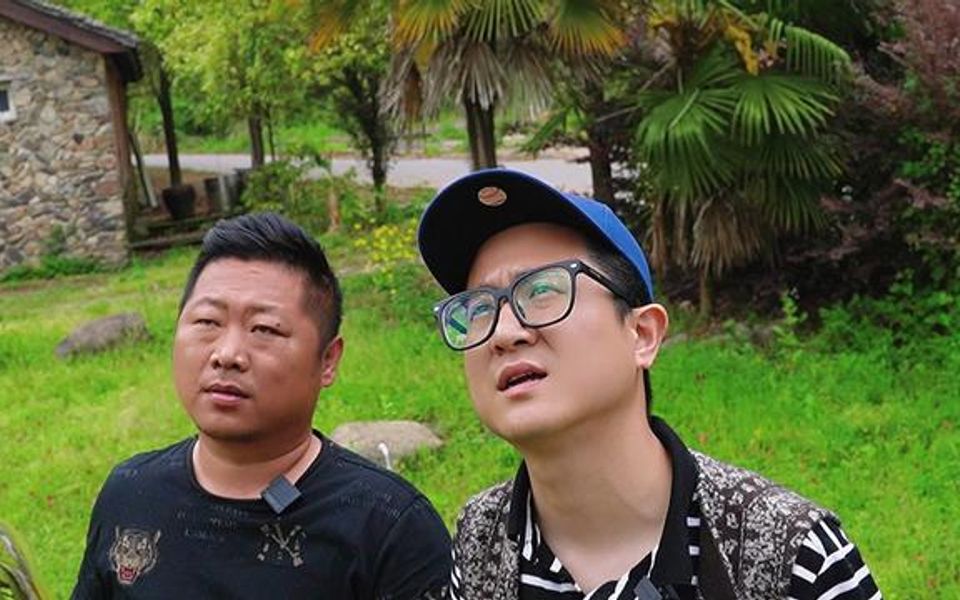 原来棕榈树的籽也能吃,结果。只怪自己吃的快!