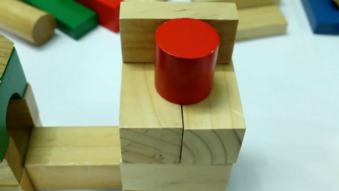 教小朋友用玩具积木搭成一个小城堡