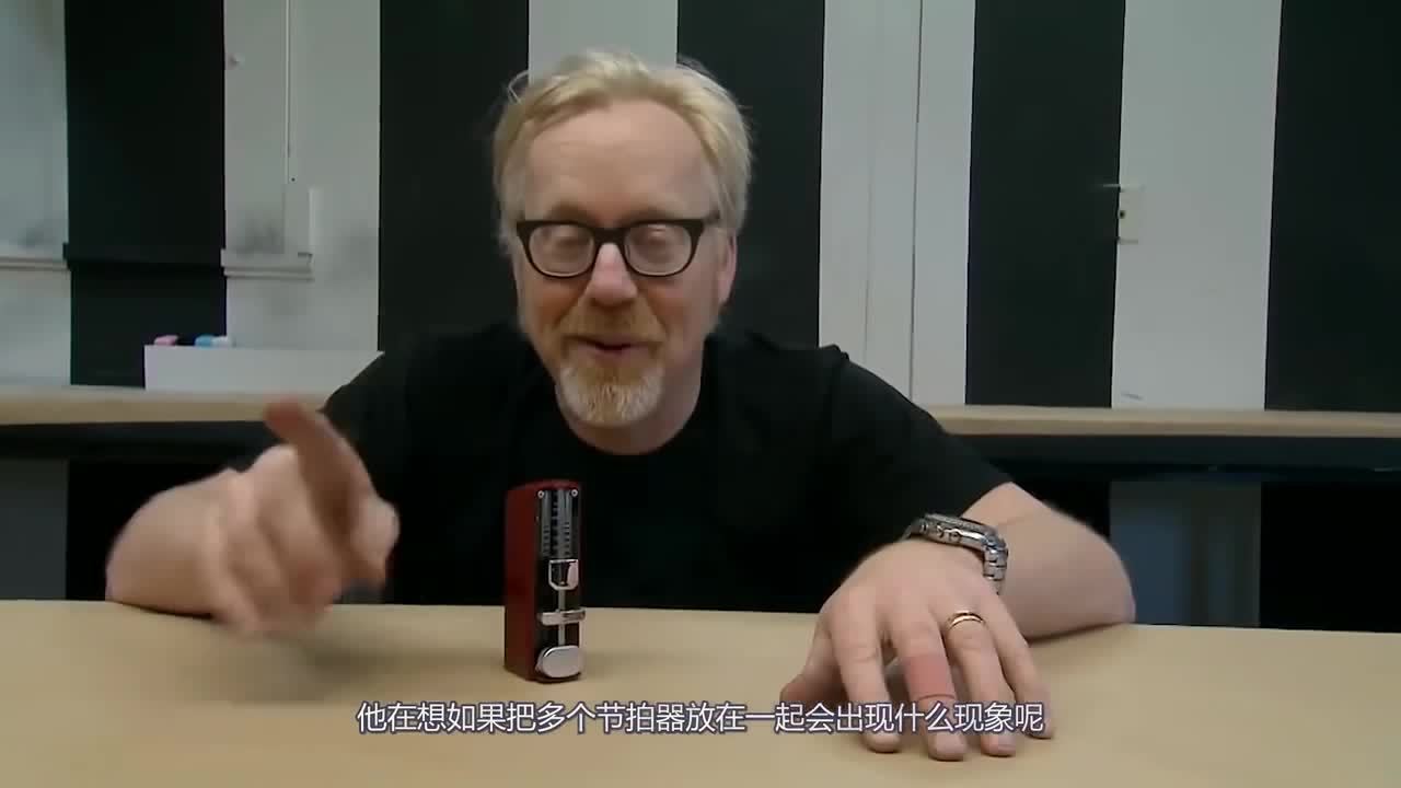 你知道啥是节拍器吗?老外把五个节拍器放一起,画面太和谐了