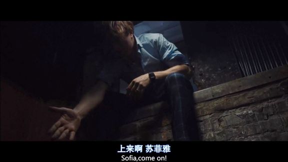 男女被困电梯里,男子先爬上去拉女子,结果事故发生了