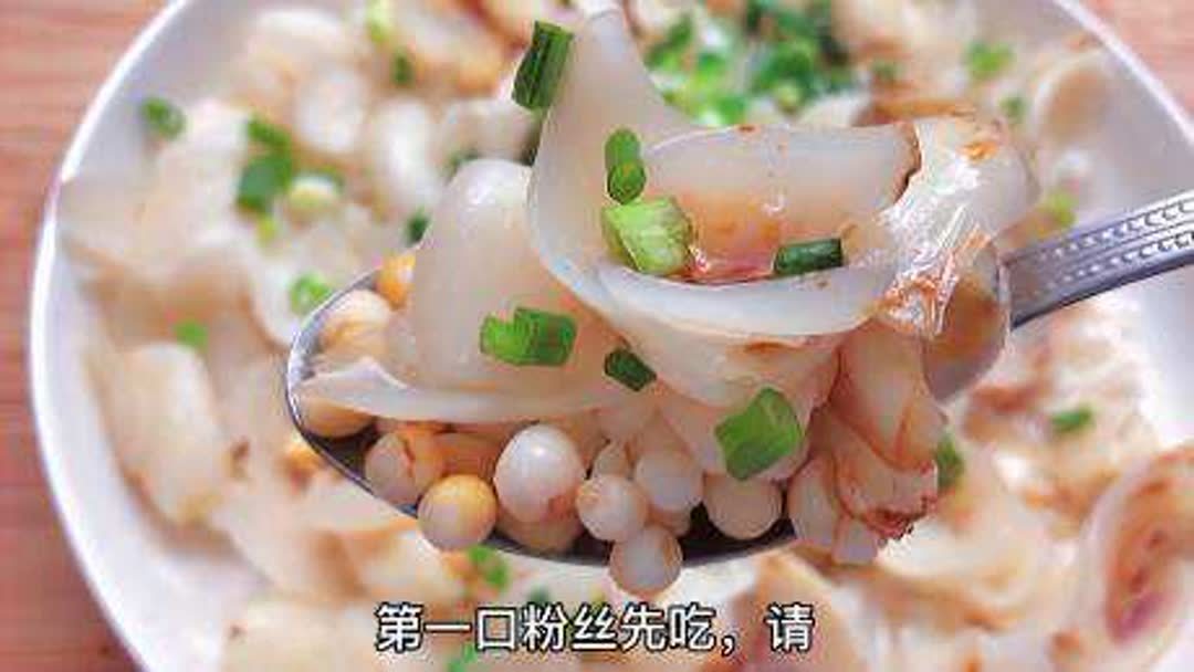 芡实蒸百合，营养极高的素菜，口感确比肉还香，失眠多梦要多吃