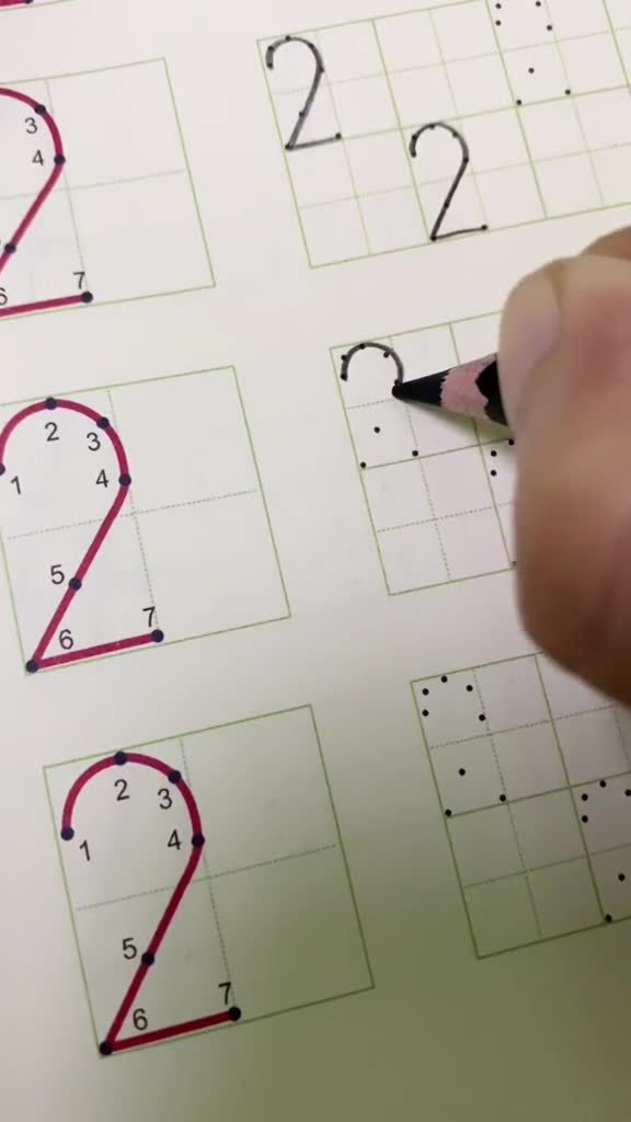 数学控笔训练,让孩子学着在田字格里规范写数字