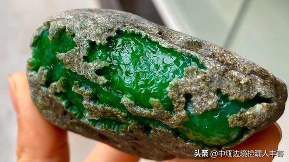 68000入手的木纳包浆皮翡翠原石,开窗爆种水玻璃种,价值千万?