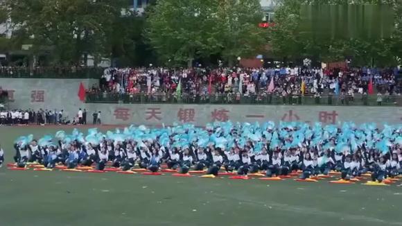 这是我看过最好的运动会团体操了吧,真的是太好看了