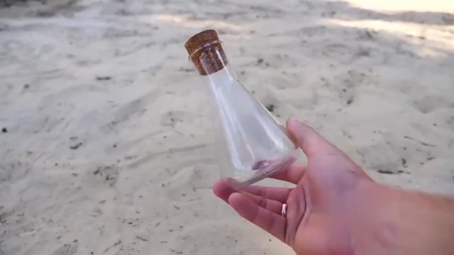 趣味生活实验,小伙把可乐和小苏打一起放进西瓜,会有什么反应?