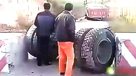 大货车过减速带不减速,结果尴尬了