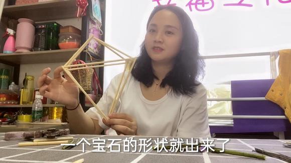 花花用一次性筷子做了一个可爱的装饰,成品还是不错的。