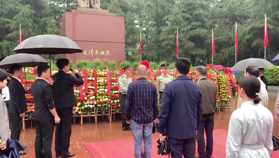 基层党组织在建党百周年之际前来拜谒毛主席,并缅怀峥嵘岁月