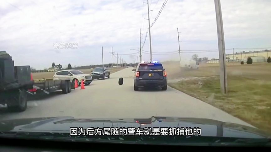 美国警察追车,小偷将车开进农田狂奔,与阿塞上演速度与激情