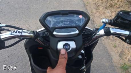 骑着新国标电动摩托车上路体验;最高时速72码,速度可比摩托车