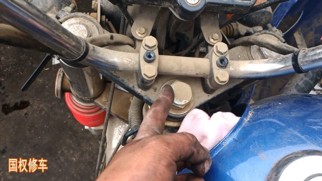 三轮摩托车方向不好控制;师傅教你一招,一个螺丝刀就可简单修理