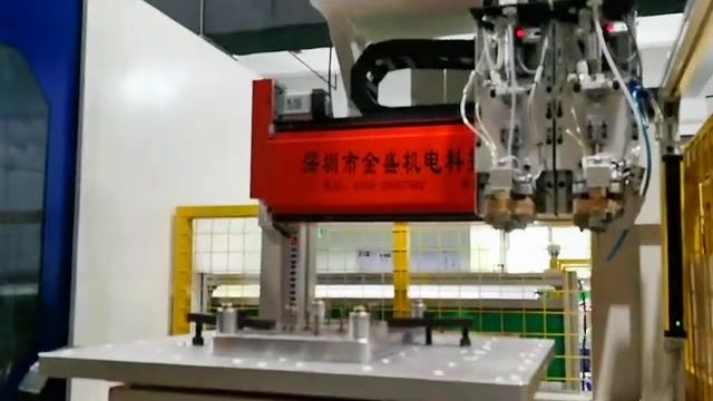 双头双规,模内注塑自动螺母上料。#自动化设备 #注塑加工