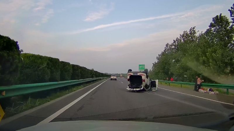 行车记录仪:SUV高速上倒立,交警都看呆了!