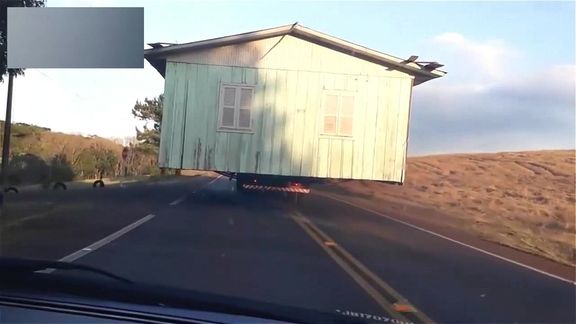公路上发现一栋移动的房子,靠近一看我就忍不住笑了