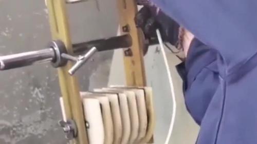 工厂里人才辈出,想出这样的办法来缠绕线圈,真是大开眼界