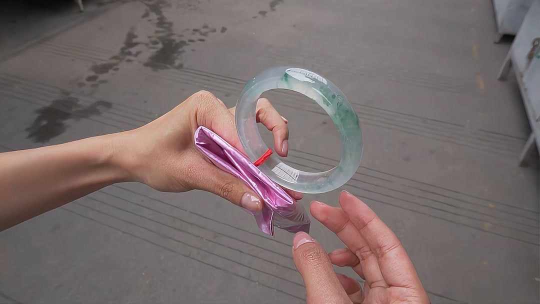 几十万购买翡翠手镯,该如何挑选翡翠手镯?君宝的建议是买种水!