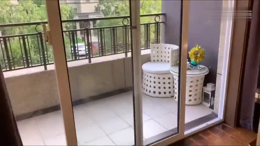 精装修两房户型的样板间,客厅和主卧朝南,次卧朝北