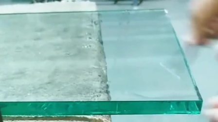 玻璃刀和尺子的完美结合,把这么厚的玻璃瞬间拉开,师傅的手艺是关键