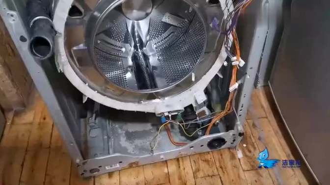 帅小伙现场拆卸滚筒洗衣机,手法熟练,纯技术活,清洗洗衣机必看