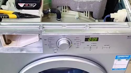 小哥哥把滚筒洗衣机拆开以后,里面的结构一应俱全,这原理我是看不懂!