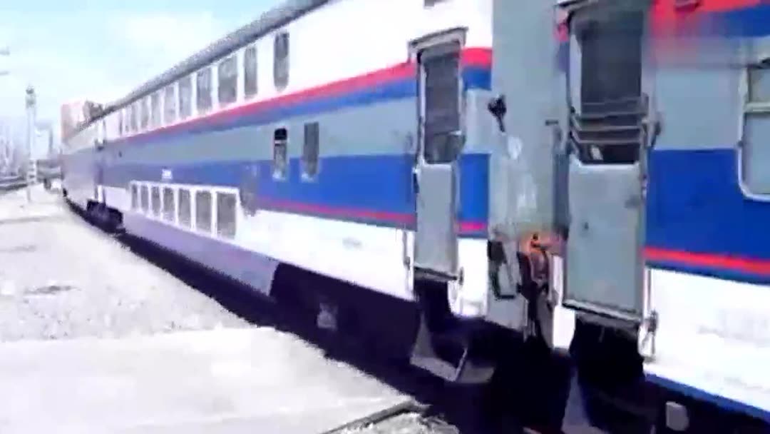 宝鸡开往天津西的双层特快列车T56次进北京西站